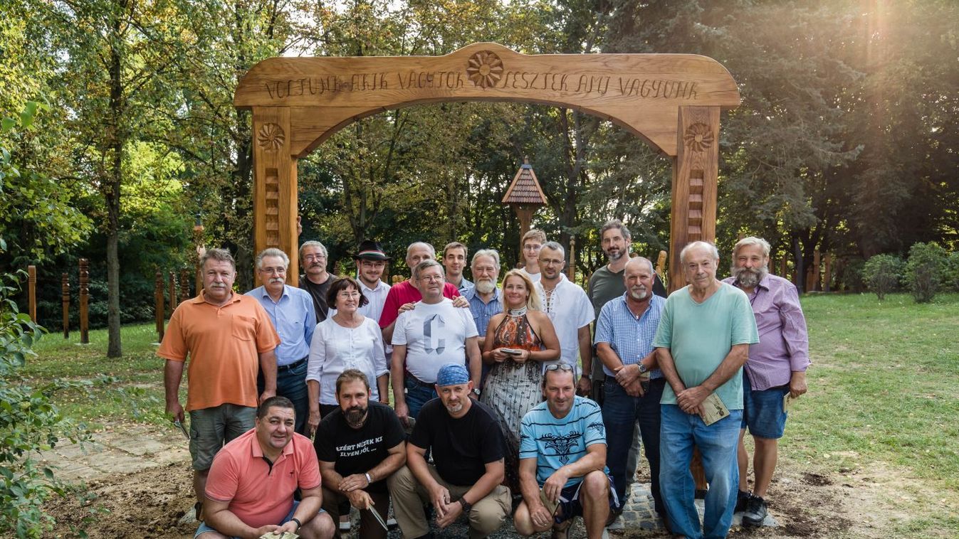 ZAOL - Göcseji kapu és tizenegy pad került a Kárpát-medencei sírjelparkba ZAOL - Göcseji kapu és tizenegy pad került a Kárpát-medencei sírjelparkba