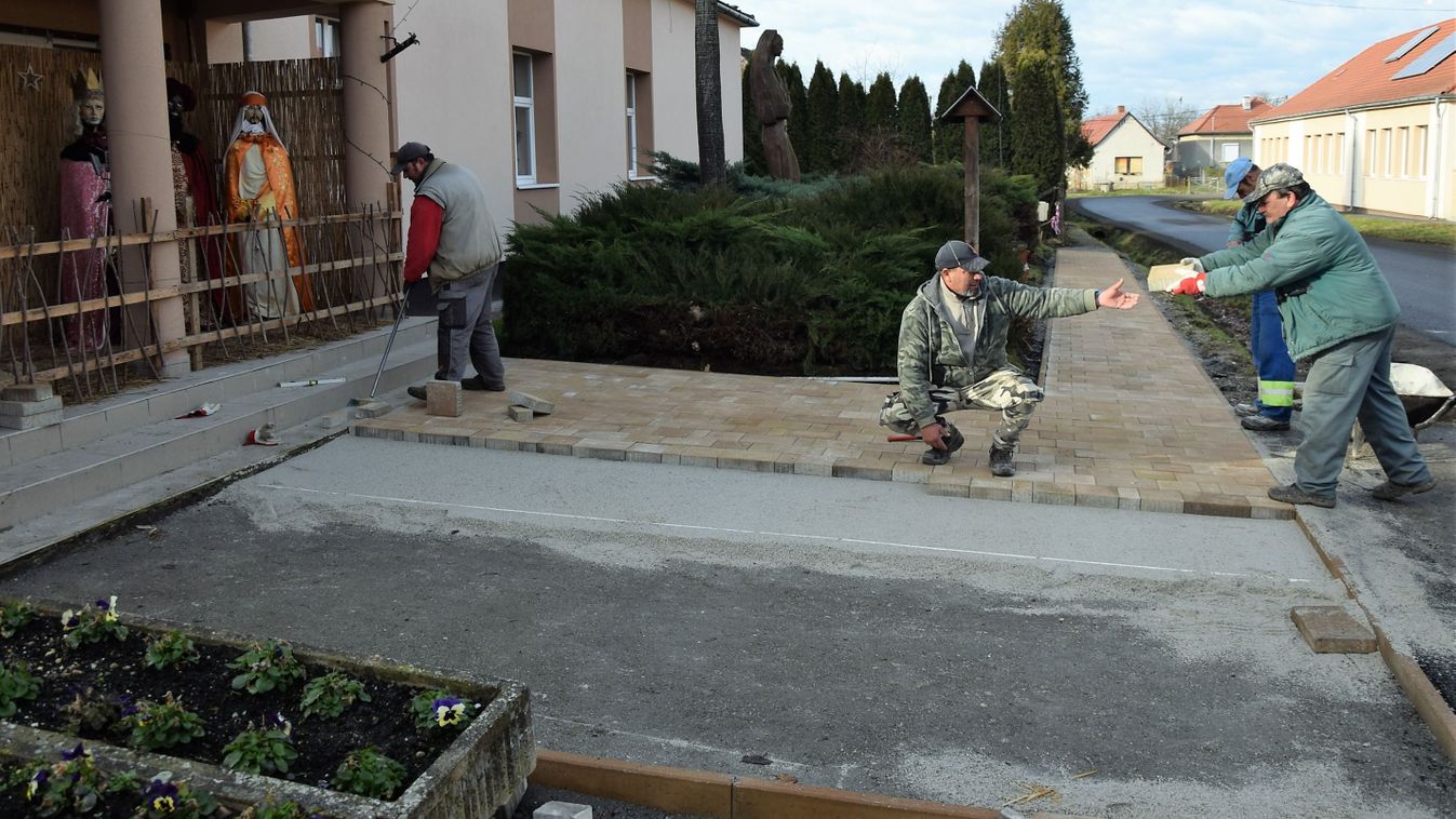 Megújult a művelődési ház melletti járda Reszneken
