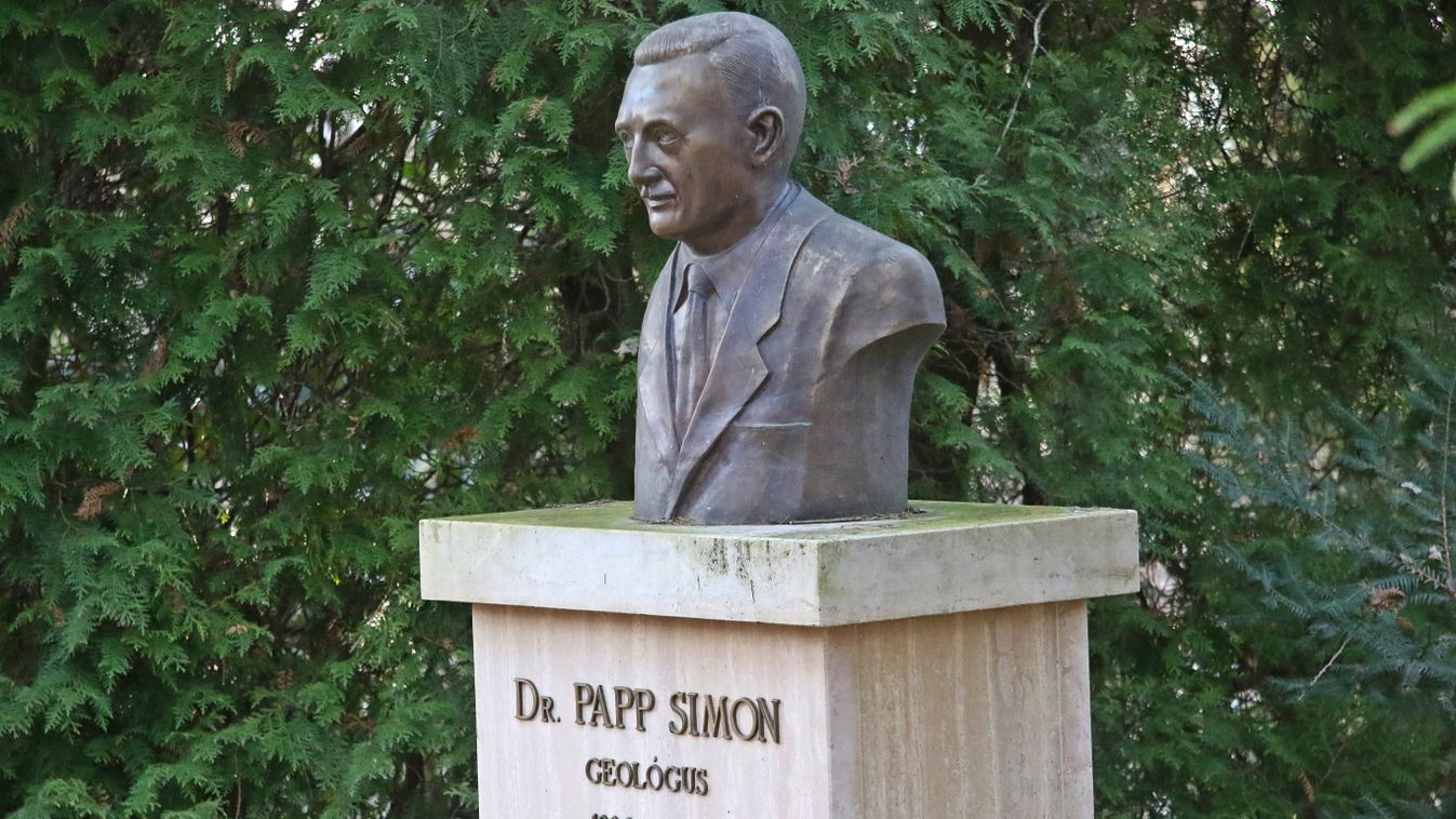 Dr. Papp Simon mellszobra Bázakerettyén