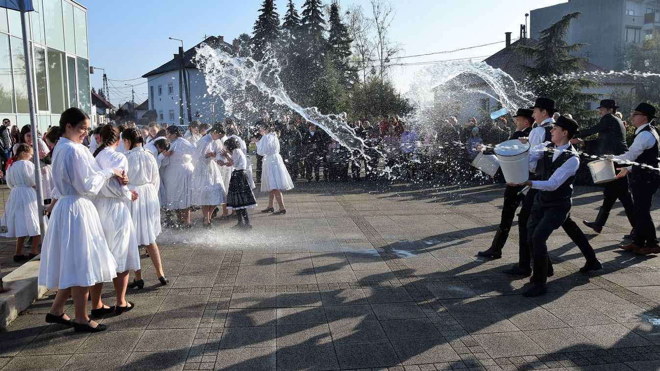 Húsvéti locsolás a Kerka Táncegyüttessel (galéria, videó)
