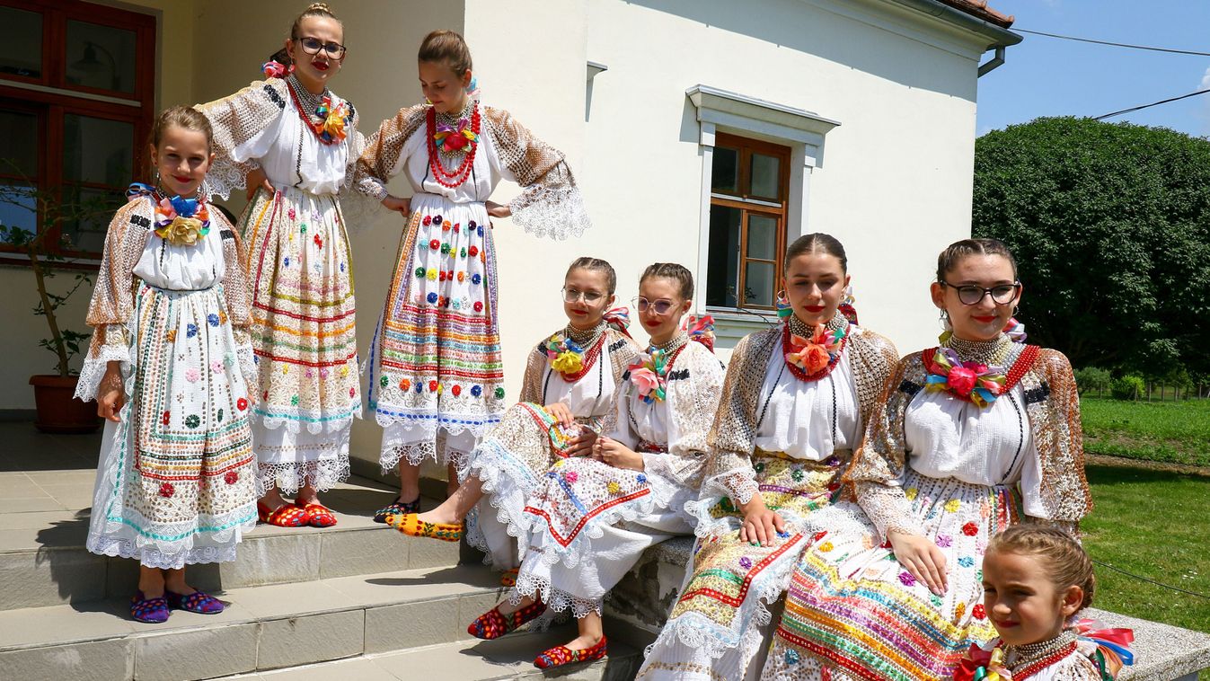 Sokác népviseletben