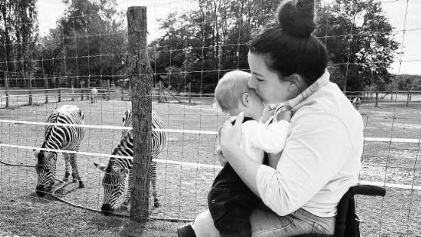 Megható fotón Illés Fanni és gyermeke