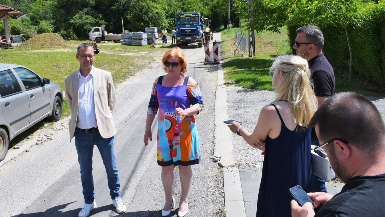 A lezúduló esővíz ellen védekeznek a Domb utcában