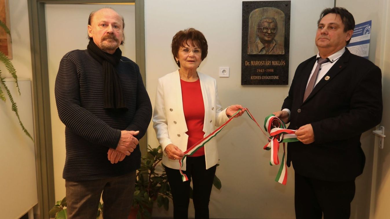 Emléktábla dr. Marosvári Miklós tiszteletére