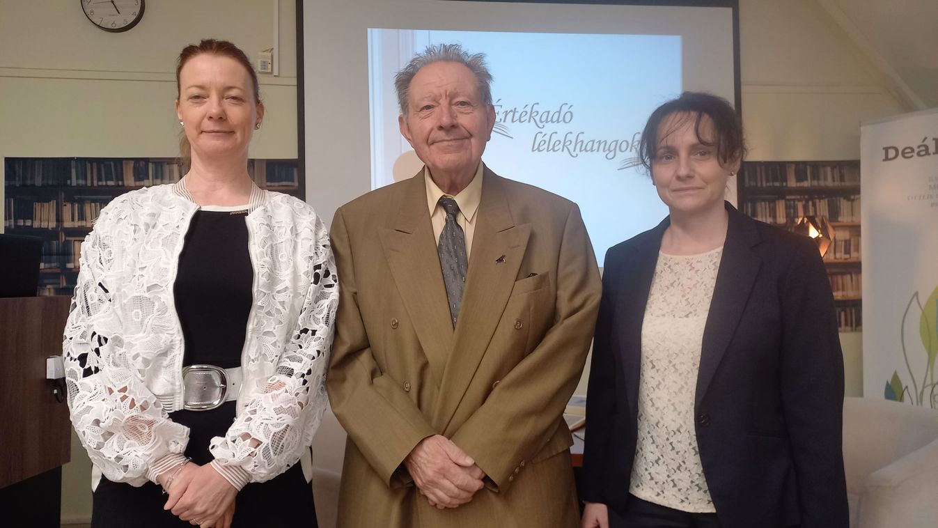 Dr. Izsák János professzor a megyei könyvtárban