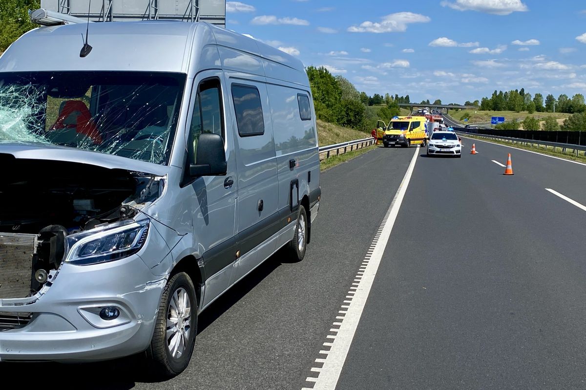 Kisbusz és lakóautó karambolozott az M7-esen, Nagykanizsa közelében (frissítve helyszíni ...