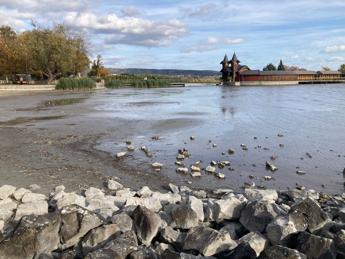 Bokáig sem ér a víz ezen a zalai strandon – megdöbbentő fotók galériánkban
