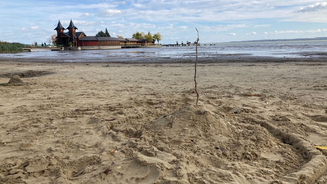 Bokáig sem ér a víz ezen a zalai strandon – megdöbbentő fotók galériánkban