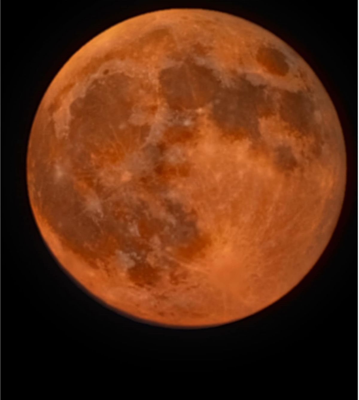 Lenyűgöző felvétel! Holdvarázs a zalai város felett