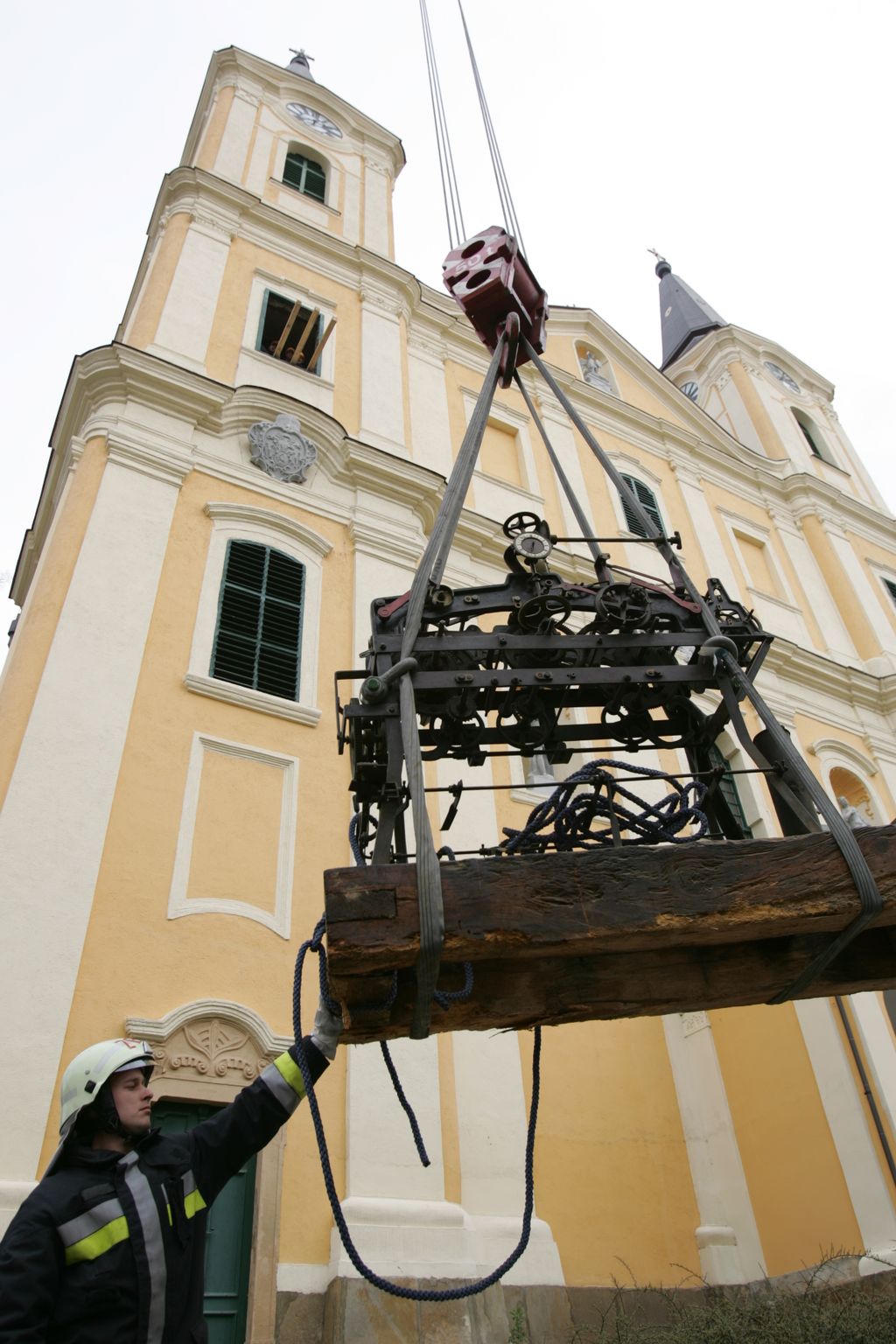Világszenzáció: a kétszáz éves toronyóra új életet kezdett a földön