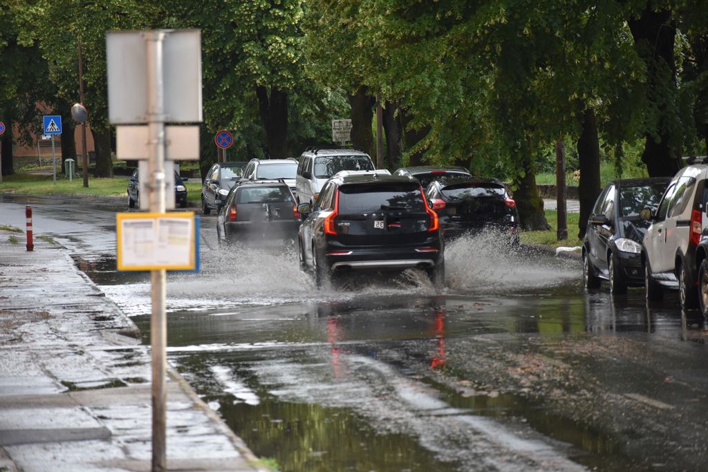 Nézze meg, hogy rongyolnak át az autósok az új tavon Nagykanizsán! | ZAOL