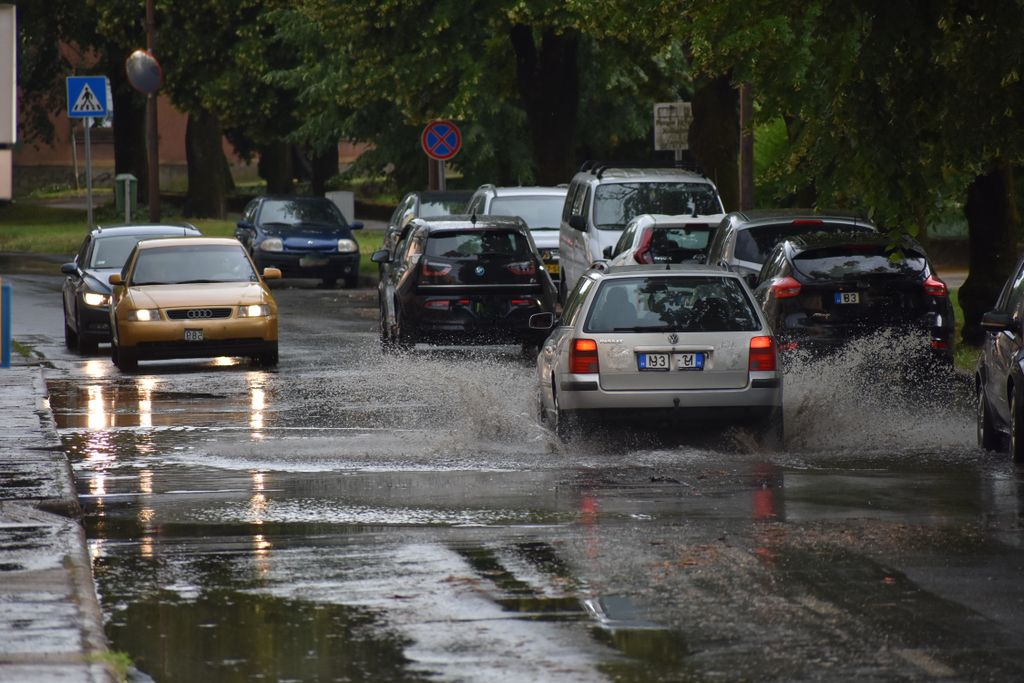Nézze meg, hogy rongyolnak át az autósok az új tavon Nagykanizsán! | ZAOL
