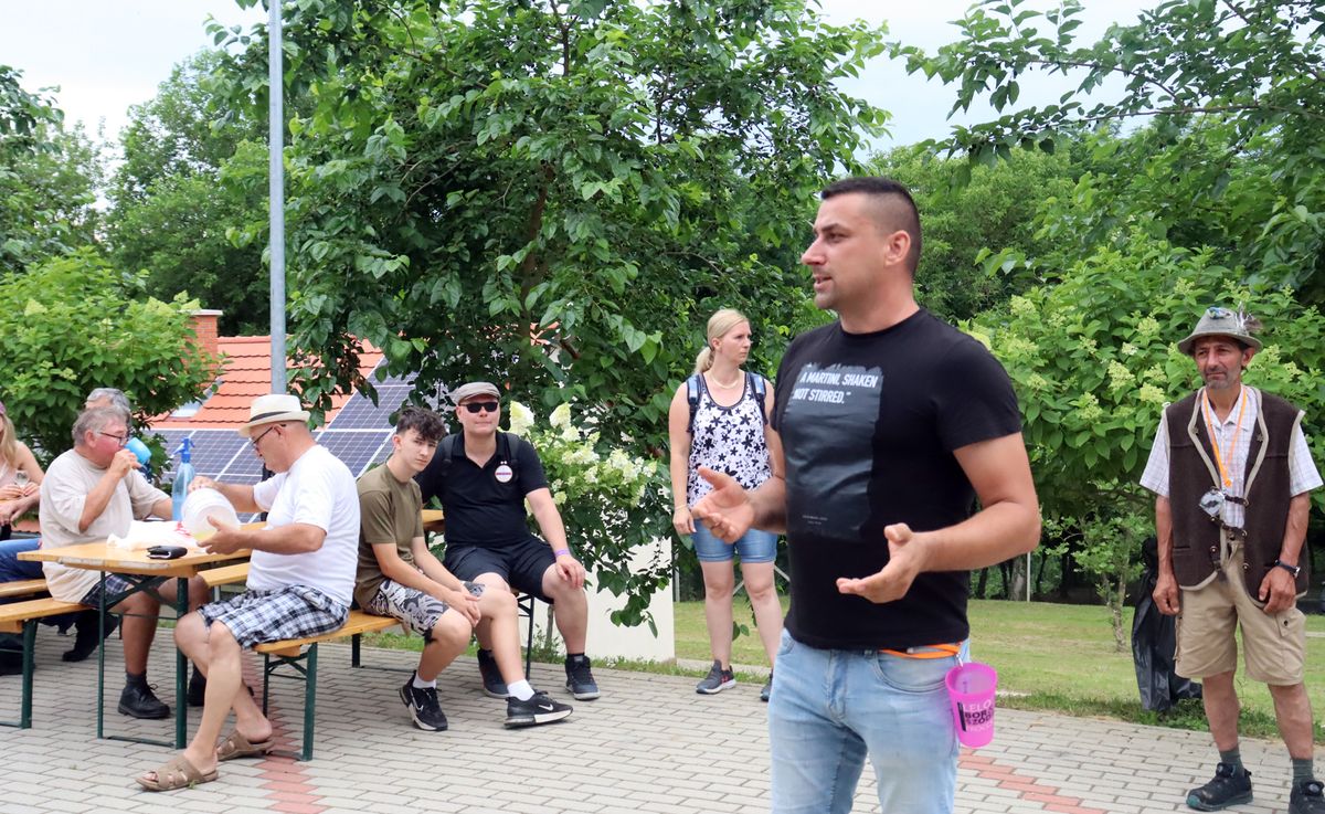 Éjszakai túrán borospohárral a nyakban