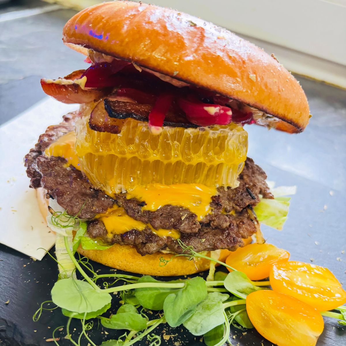 TikTok trend: lépesmézes burger?